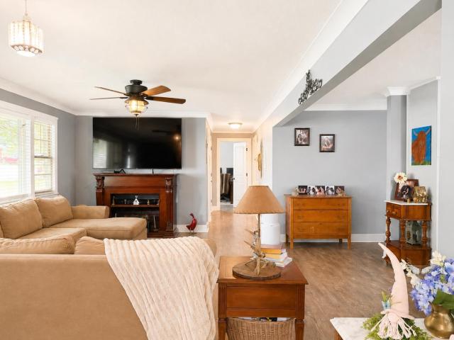906 Ave B