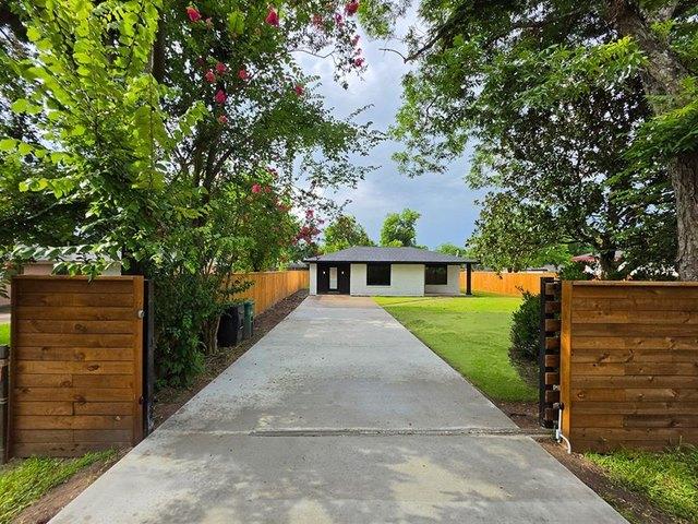 906 Dewalt St, Houston, TX 77088