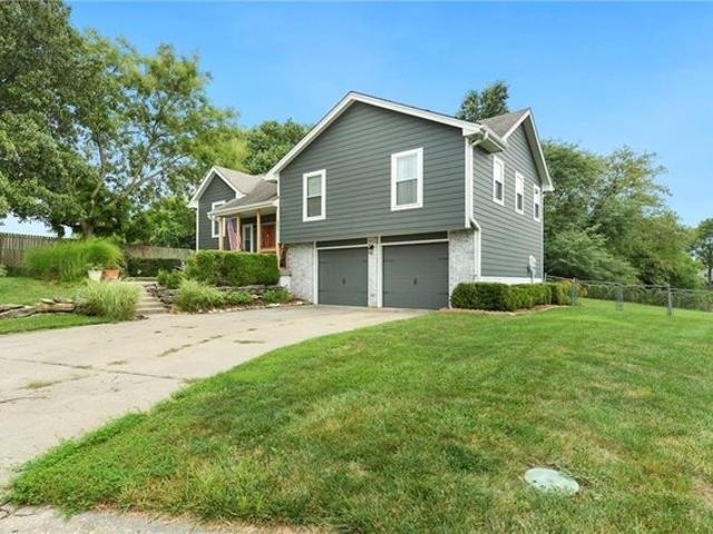 906 Fairview Cir, Pleasant Hill, MO 64080