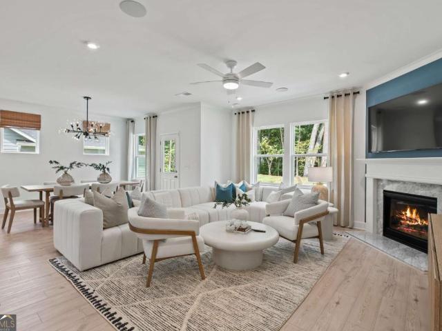 906 Hillwood Circle