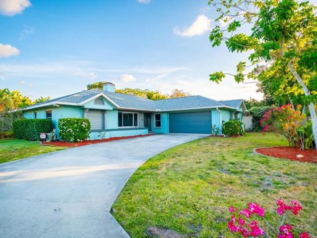 906 Hyzer Ct NE, Palm Bay, FL 32907