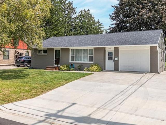906 Oshkosh St, New London, WI 54961