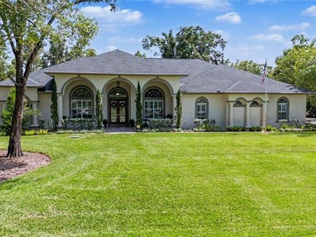 906 Lake Sapphire Ln, Lutz, FL 33548