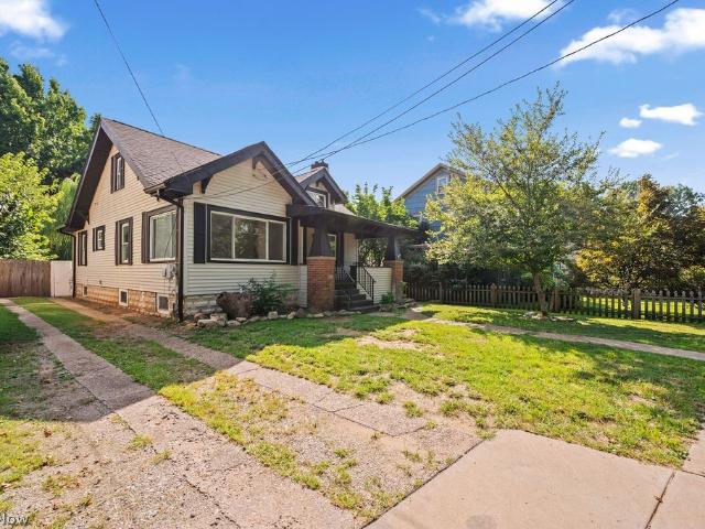 906 Lakeview Drive