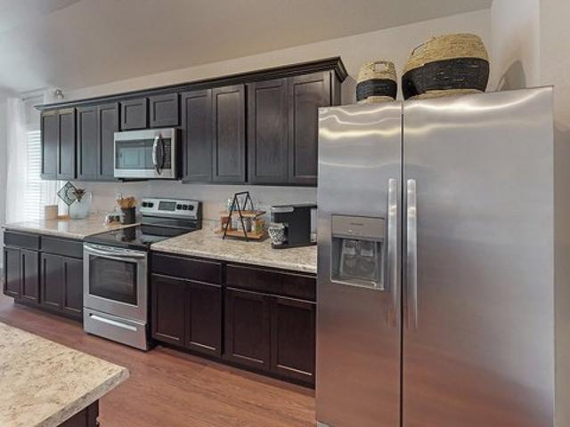 906 Magnolia Springs Dr, Searcy, AR 72143