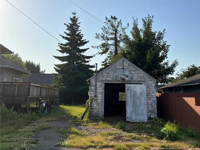 906 Maple Street