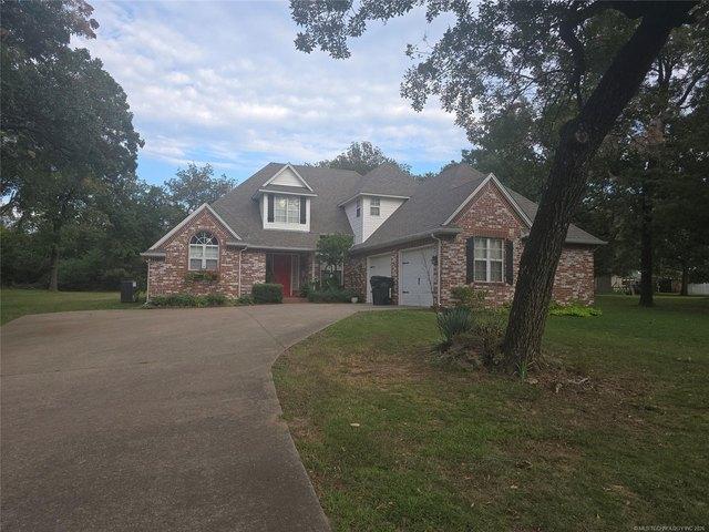 906 N 14th St, Henryetta, OK 74437