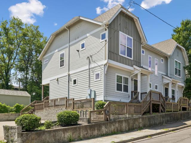 906 Smiley St