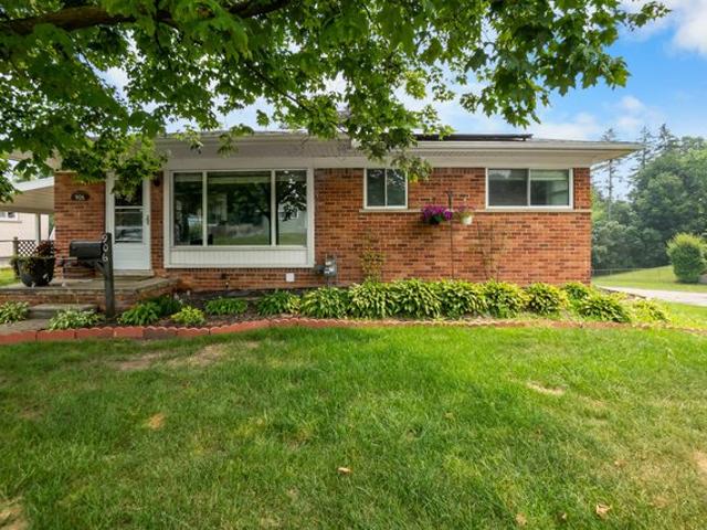 906 Squire Ln, Milford, MI 48381