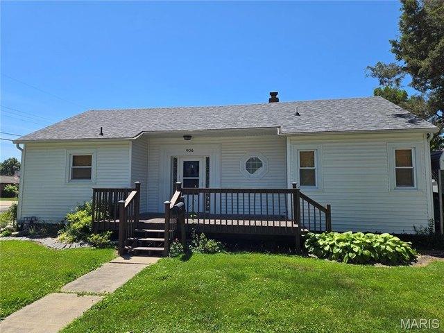 906 Page St, Staunton, IL 62088