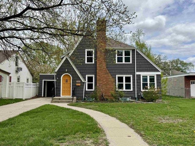 906 Pine St, Yankton, SD 57078