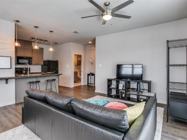 906 W Cannon Street # 200