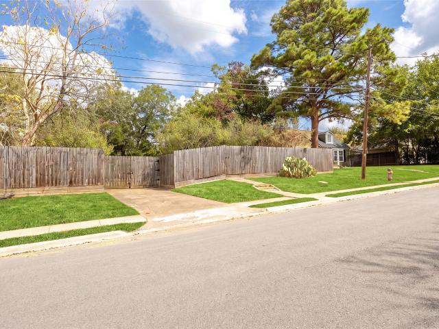 906 W First Street