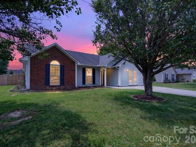 906 Woodhill Dr, Fletcher, NC 28732