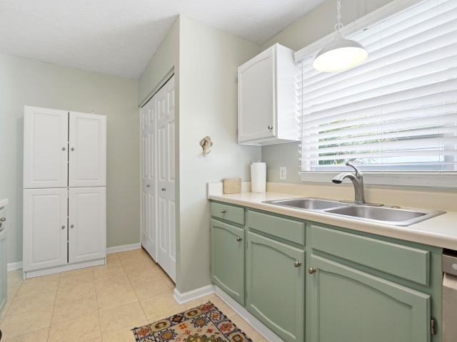 906 Tiffany Ln