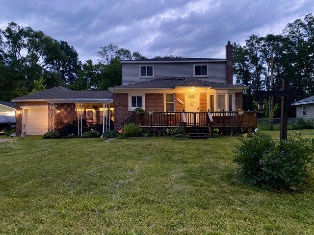 9070 Walnut Dr, Whitmore Lake, MI 48189