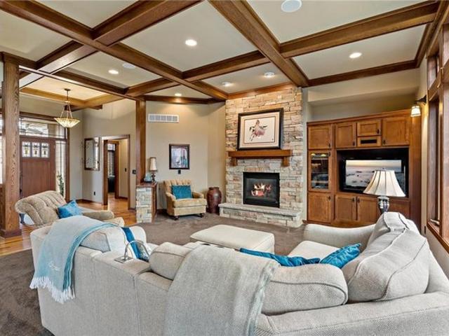 9071 Horizon Dr, Shakopee, MN 55379