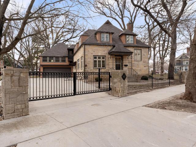 907 1st Drive NW