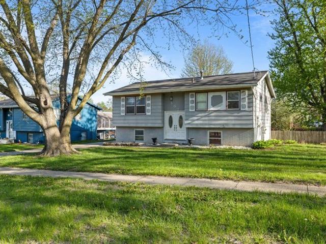 907 4th St SW, Altoona, IA 50009
