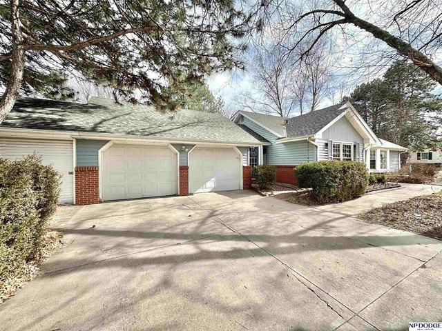 907 Crestridge Rd, Omaha, NE 68154
