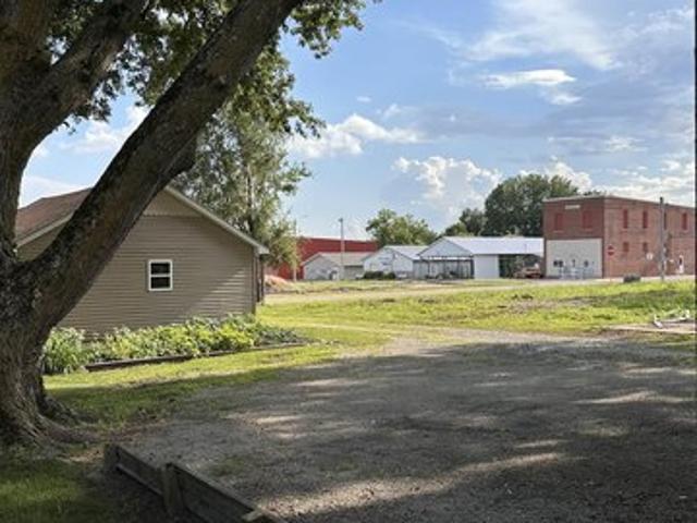 907 and 909 3rd St, Batavia, IA 52533