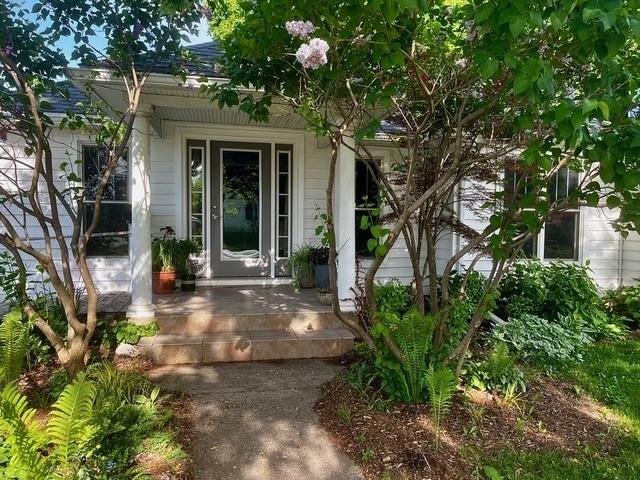907 Bridge St, Charlevoix, MI 49720