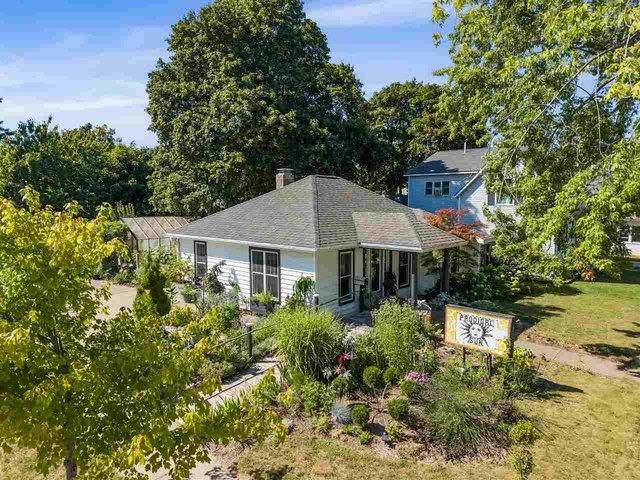 907 Bridge St, Charlevoix, MI 49720