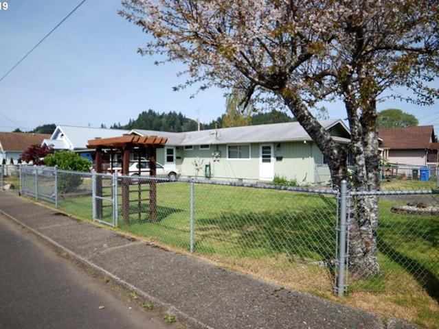 907 Greenwood Ave, Reedsport, OR 97467