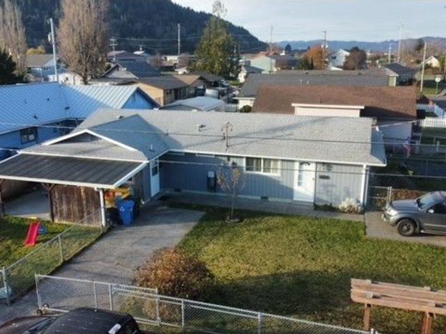 907 Greenwood Ave, Reedsport, OR 97467