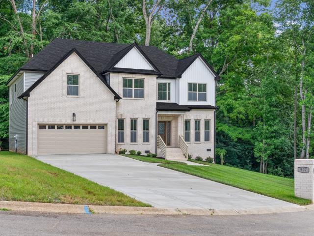 907 Douglas Ln