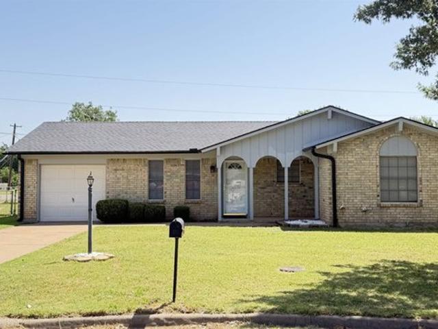 907 Dosia Dr, Iowa Park, TX 76367