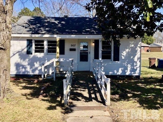 907 E Harnett St, Dunn, NC 28334