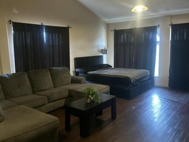 907 Foothill Dr SW, Albuquerque, NM 87105