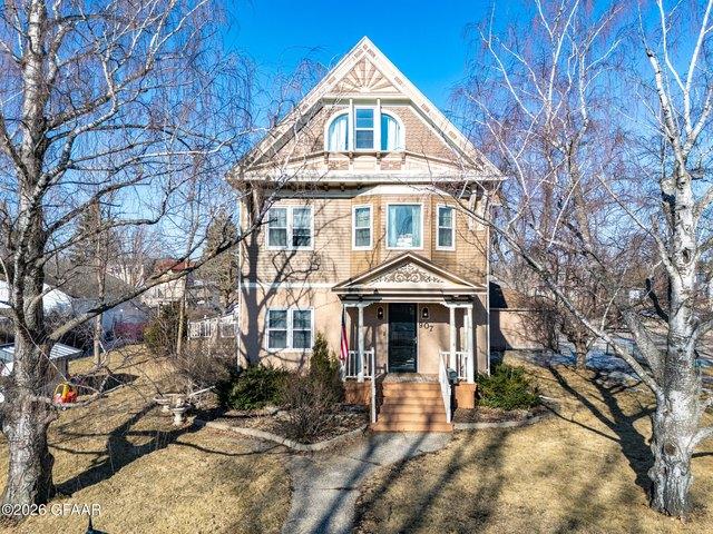 907 Kittson Ave, Grafton, ND 58237