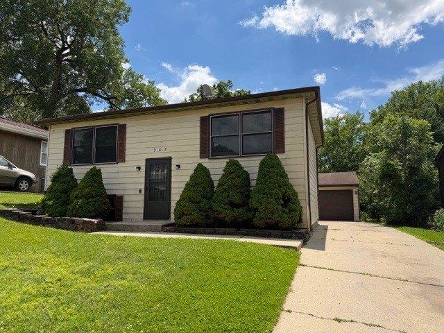 907 Houston Ave, Elgin, IL 60120