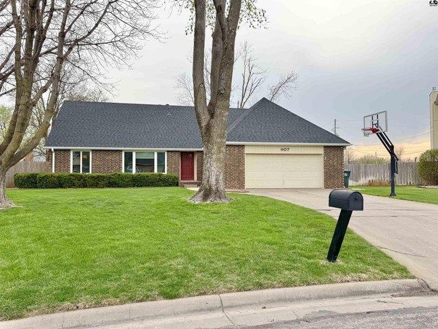 907 Loch Lommond Dr, Hutchinson, KS 67502