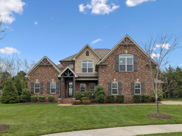 907 Larkspur Ln