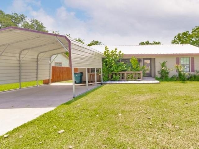 907 N Lamb St, Bowie, TX 76230