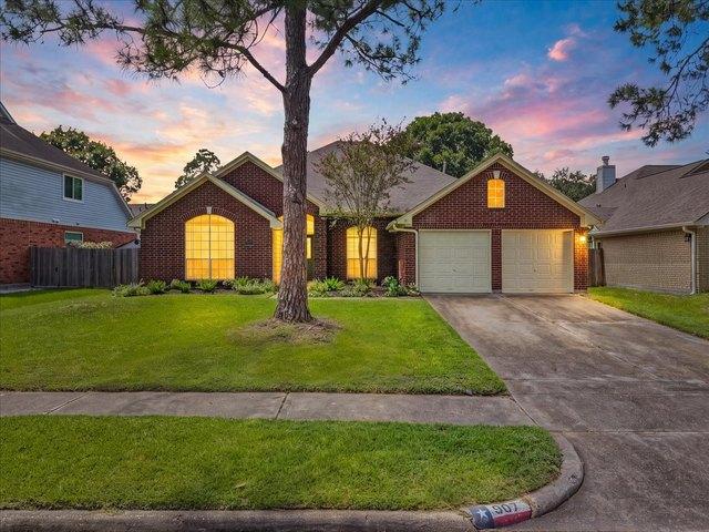907 Noble Springs Rd, Houston, TX 77062