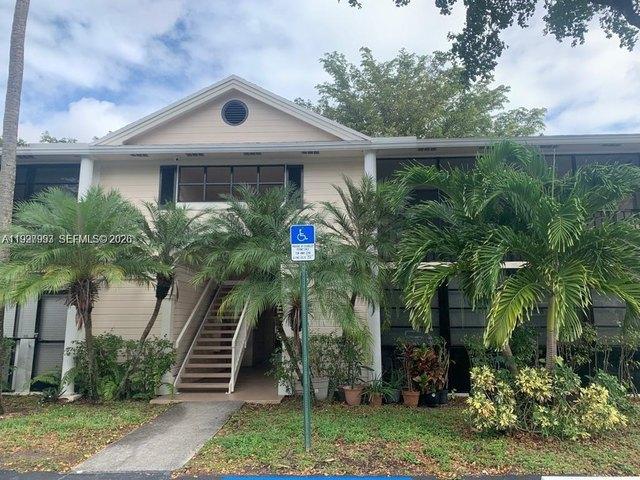 907 NE 199th St Apt 204, Miami, FL 33179