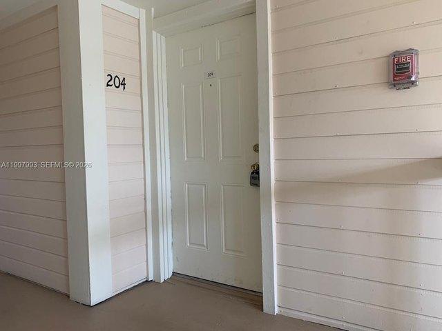907 NE 199th St Apt 204, Miami, FL 33179