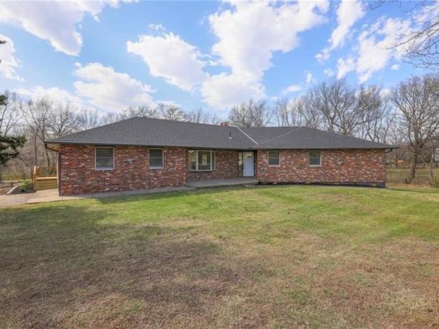 907 S State Route J Hwy, Peculiar, MO 64078