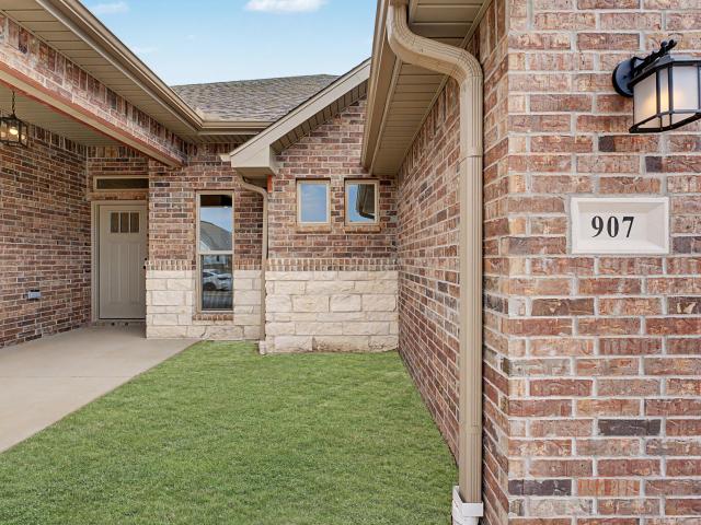 907 Silver Oaks Drive