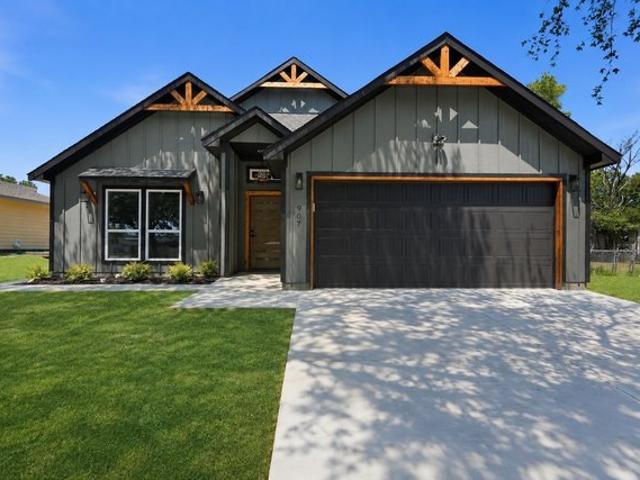 907 Renfro Dr, White Settlement, TX 76108