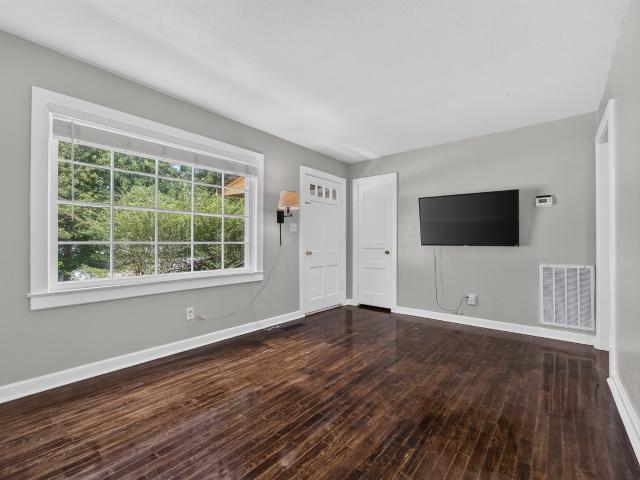 907 Woodland Ct