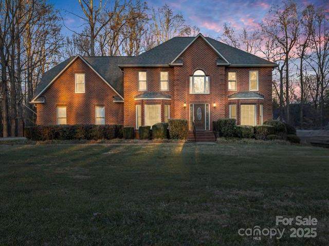 907 Weymouth Dr, Gastonia, NC 28056