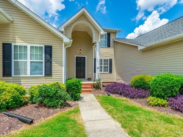 9084 Haileys Pond Dr, Ooltewah, TN 37363