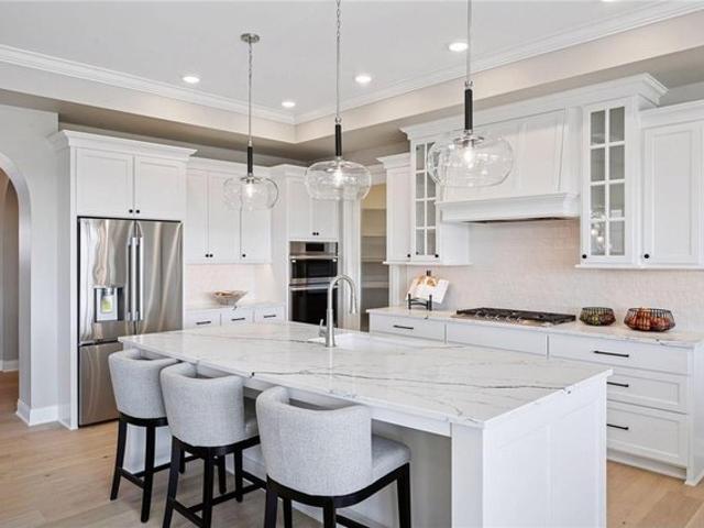 9085 Mills Ln, Chanhassen, MN 55317