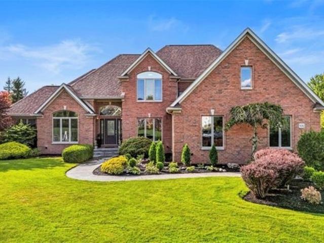 9082 Winding Creek Ln, Clarence, NY 14032