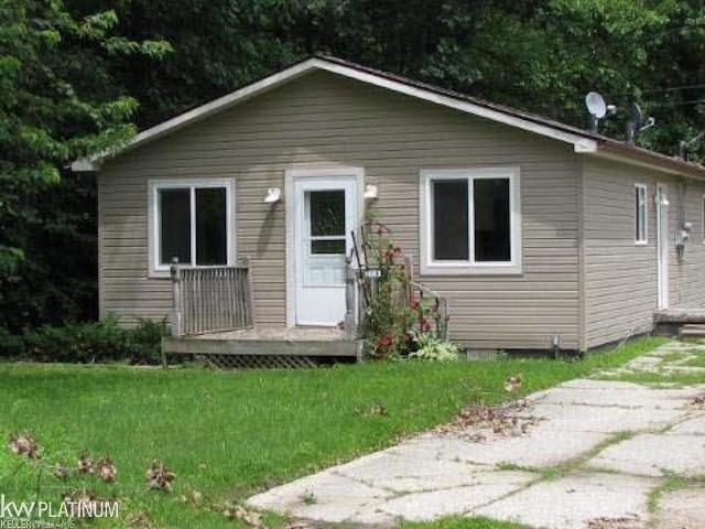 9083 Island Dr, Clay, MI 48001